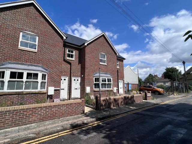 Gordon Road, 2 bed maisonette to rent £1,195 pcm £276 pw
