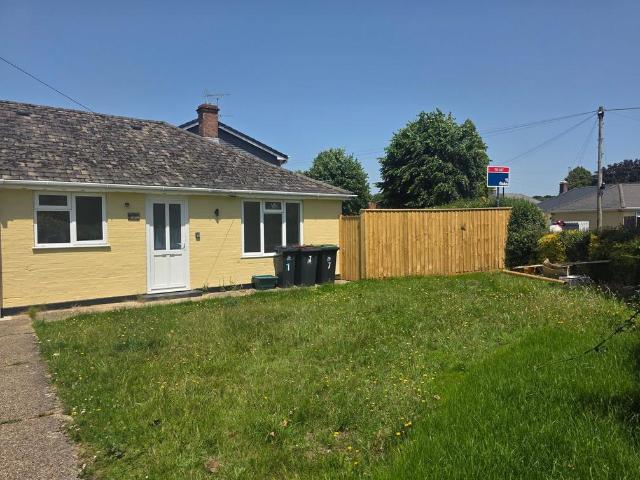 Gordon Road, Wimborne, BH21 2 bed bungalow to rent £1,395 pcm £322 pw