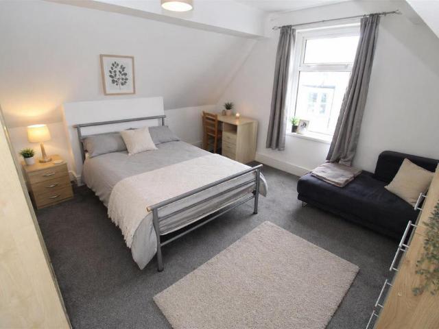 Gordon Road, Cardiff CF24 4 bed flat to rent £2,100 pcm £485 pw