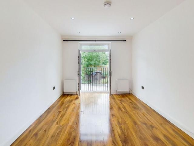 Gordon Road, Carshalton Beeches. 2 bed flat to rent £4,500 pcm £1,038 pw