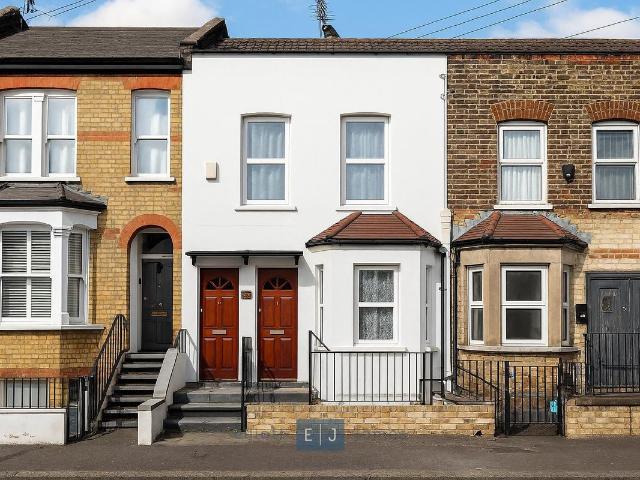 Gordon Road, London E18, 1 bed maisonette to rent, £1,700 pcm | PrimeLocation