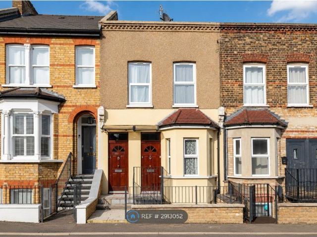 Gordon Road, London E18, 2 bed flat to rent, £1,850 pcm | PrimeLocation