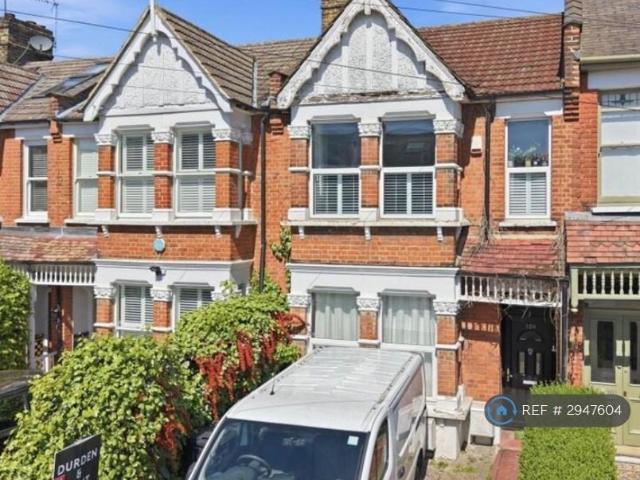 Gordon Road, London, E18 2 bed flat to rent £2,000 pcm £462 pw