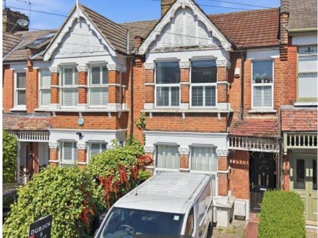 Gordon Road, London E18, 2 bed flat to rent, £2,000 pcm | PrimeLocation