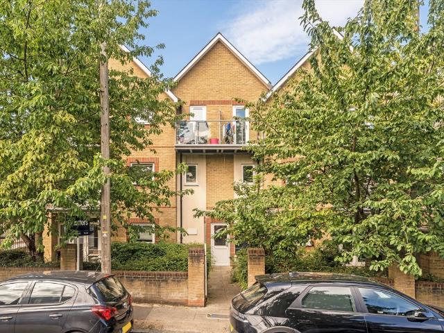 Gordon Road, Nunhead SE15, 2 bed flat to rent, £2,300 pcm | PrimeLocation
