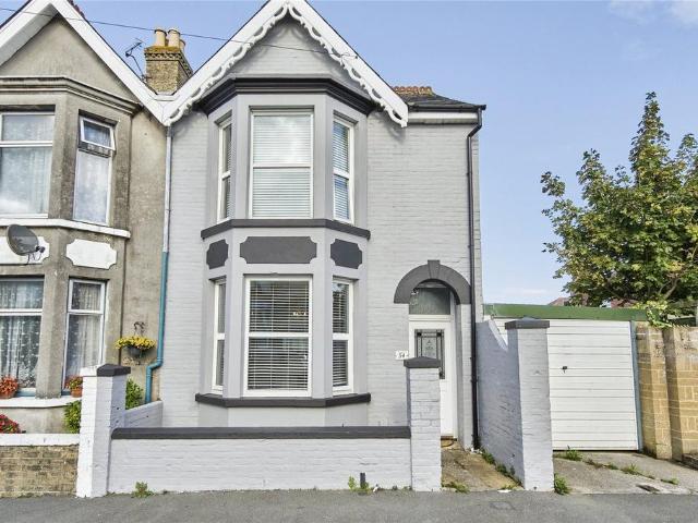 Gordon Road, PO31 3 bed terraced house to rent £1,425 pcm £329 pw