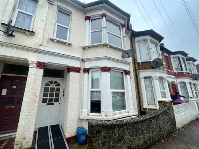 Gordon Road, Southend on Sea 2 bed flat to rent £1,095 pcm £253 pw
