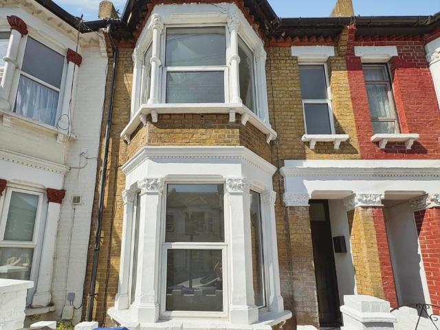 Gordon Road, Southend On Sea 4 bed terraced house to rent £1,900 pcm £438 pw