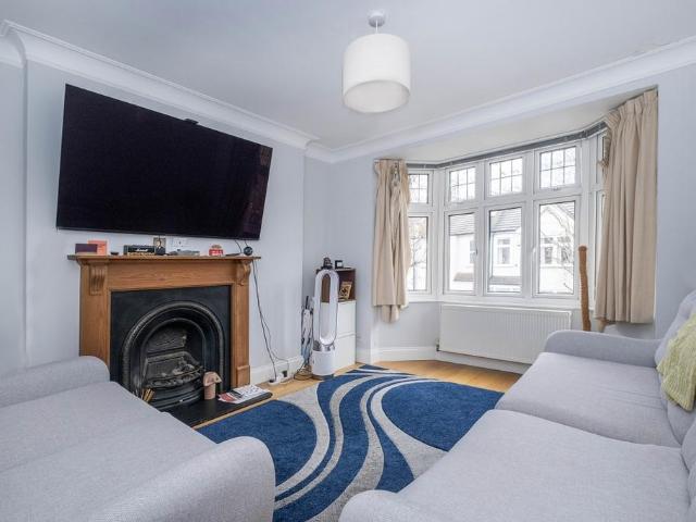 Gore Road Raynes Park SW20 1 bed flat to rent £1,850 pcm £427 pw