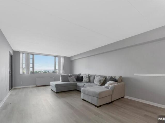 Gorge Rd Apt E, Cliffside Park, Property For Sale