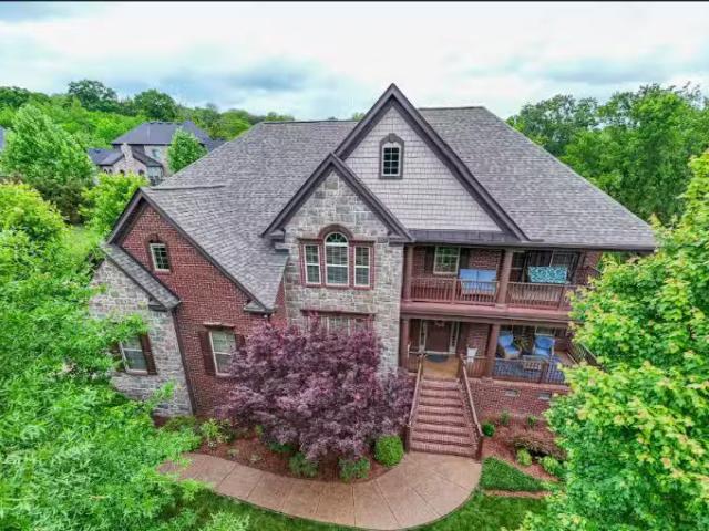 Gorgeous 4 bedroom/3.5 bathroom single family home 442 Victor.