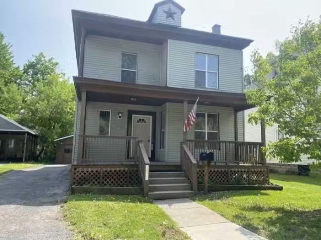 Gorgeous 4 bedroom 2 bath house with one stall garage! 214 Fl.