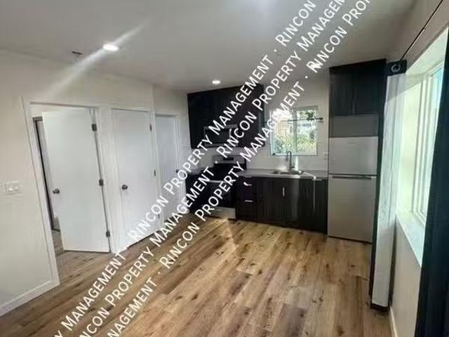 Gorgeous 1 Bedroom/1 Bath Unit Ventura Amazing Amenities! 1.