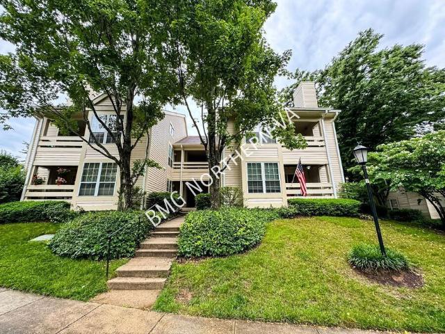 Gorgeous 2 Bed 2 Bath 2 Level Condo With A Balcony In Carr At Pinecrest Water Included