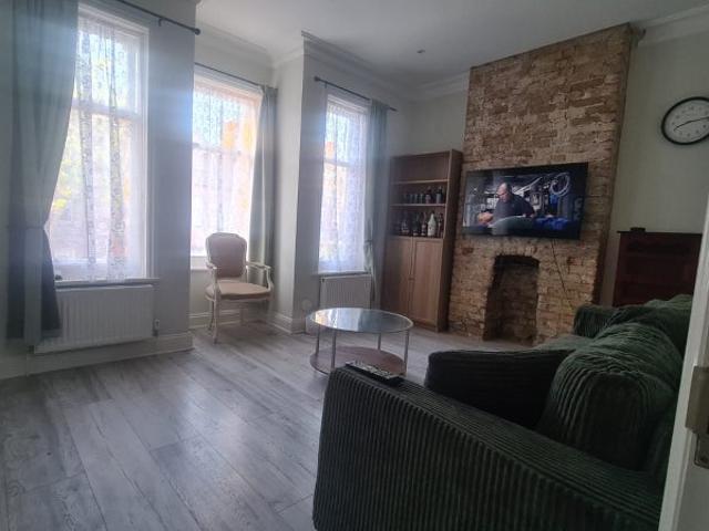 Gorgeous 2 Bed 2 Bath Flat Split Level