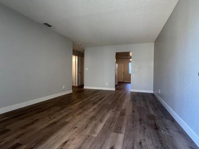 GORGEOUS 2 BEDROOM 1 BATH APARTMENT IN SINGLE STO