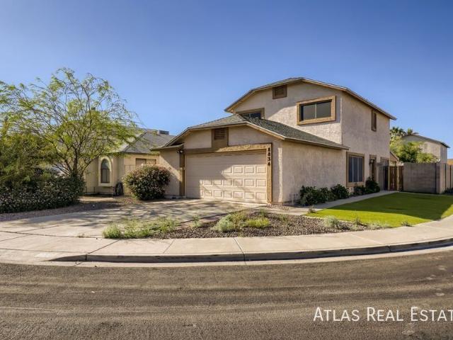 Gorgeous 2 Story 3 Bed / 2.5 Bath in Peoria! Features with Granite Countertops / Low Maintenance Yard / RV Gate!
