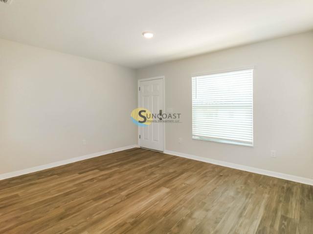 Gorgeous 2BR/2BA Duplex Yard Care Included
