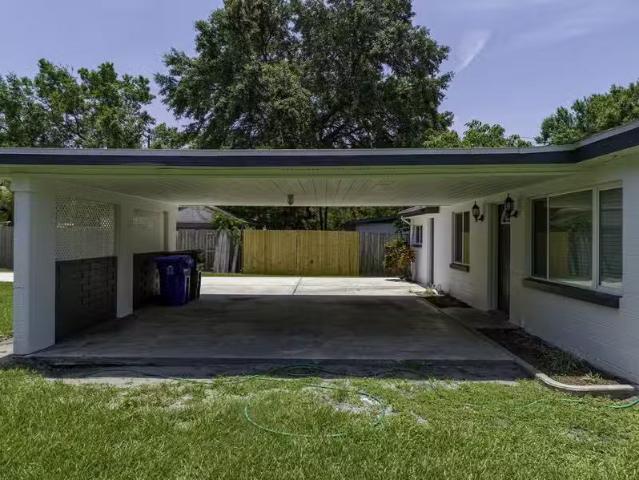 Gorgeous 3 Bedroom 2 Bath Single Family in South Lakeland 194.