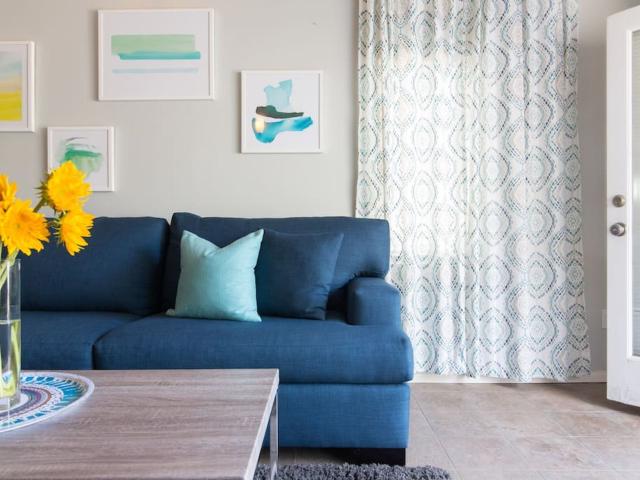 Gorgeous Upstairs unit with downtown view private deck