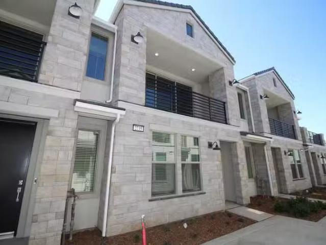Gorgeous Gated Lennar Townhome with SOLAR! 2735 E Tamarind Dr.