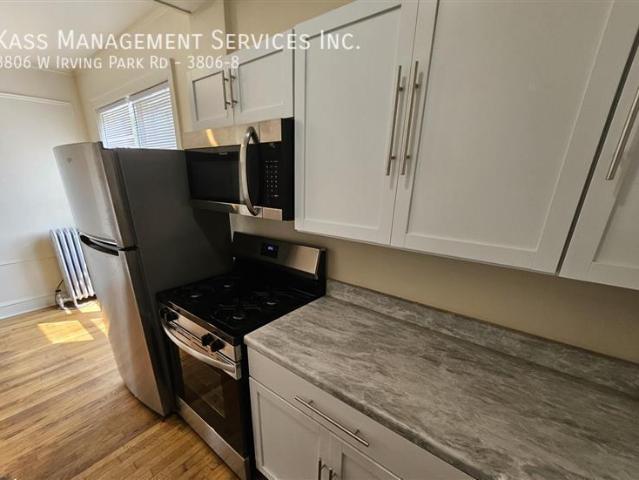 Gorgeous Irving Park Studio Close to Public Transportation