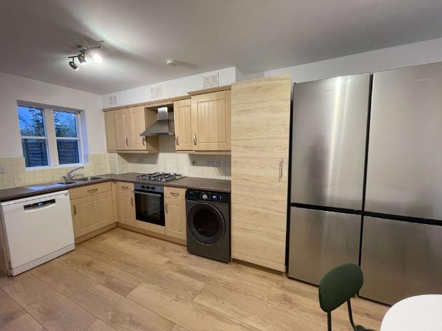 Gorgeous large 5 bedroom detached house with large garden and garage Room 1