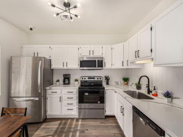 Gorgeous Mesa house walking distance to public tra