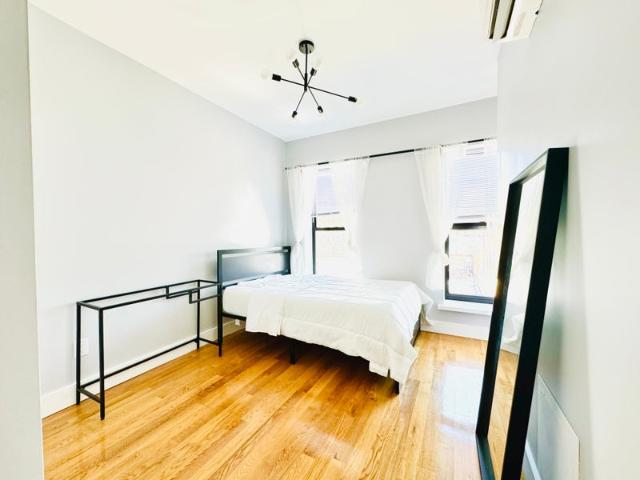 Gorgeous new *Furnished* BR with En Suite Bath