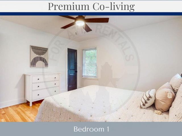 Gorgeous renovated central ATL home TOP HOST Hardwood floors, quartz counters, natural light!