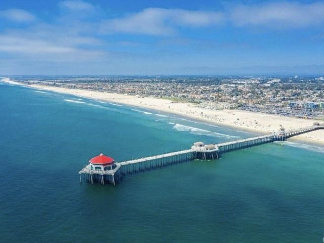 Gorgeous resort like condo right near the beach!