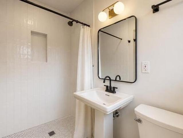 Gorgeous rooms in SW ATL 12 Mins to MARTA Clean, Modern & Quiet WFH Ready Fast Wifi!