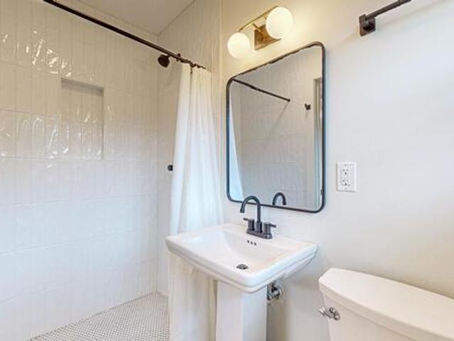 Gorgeous rooms in SW ATL 12 Mins to MARTA Clean, Modern & Quiet WFH Ready Fast Wifi!
