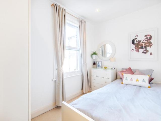 Gorgeous Single Room in W3 seeks Professional Monday to Friday