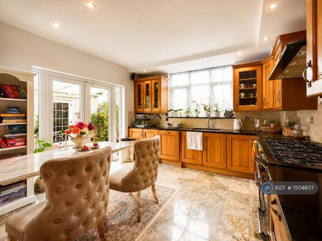Goring Road, Dagenham, RM10 5 bed detached house to rent £4,500 pcm £1,038 pw