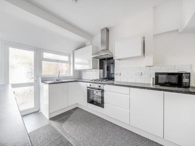 Gorringe Park Avenue, Mitcham, CR4 4 bed house to rent £2,800 pcm £646 pw