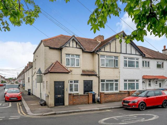 Gorringe Park Avenue, Mitcham, CR4 2 bed flat to rent £2,200 pcm £508 pw