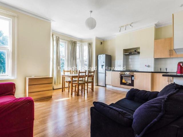 Gorringe Park Avenue, Mitcham, CR4 3 bed flat to rent £2,500 pcm £577 pw