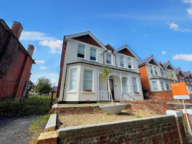 Gorringe Road, Eastbourne BN22 5 bed detached house to rent £2,250 pcm £519 pw