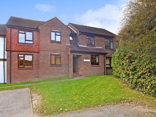 Gorringes Brook, Horsham, RH12 1 bed flat to rent £1,050 pcm £242 pw