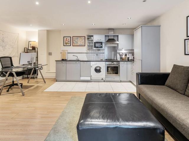 Goswell Road, Clerkenwell, London EC1V, 1 bed flat to rent, £3,200 pcm | PrimeLocation