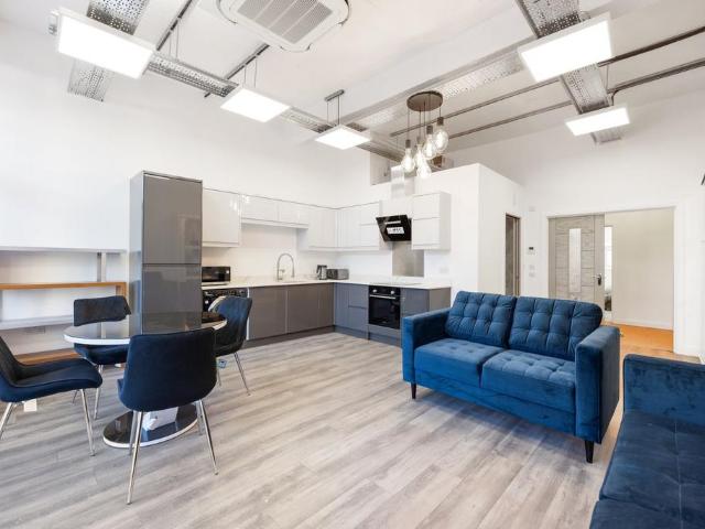 Goswell Road, EC1V 2 bed property to rent £3,250 pcm £750 pw