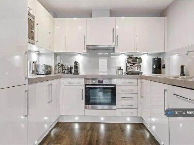 Goswell Road, London, EC1V 2 bed flat to rent £3,700 pcm £854 pw