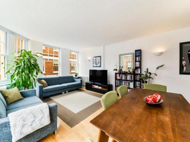 Goswell Road, London 1 bed apartment to rent £2,900 pcm £669 pw