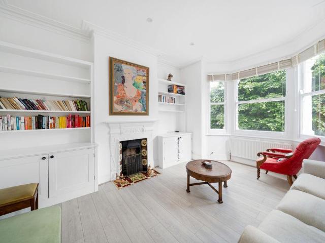 Gosberton Road, London. SW12 8LF 2 bed apartment to rent £3,000 pcm £692 pw