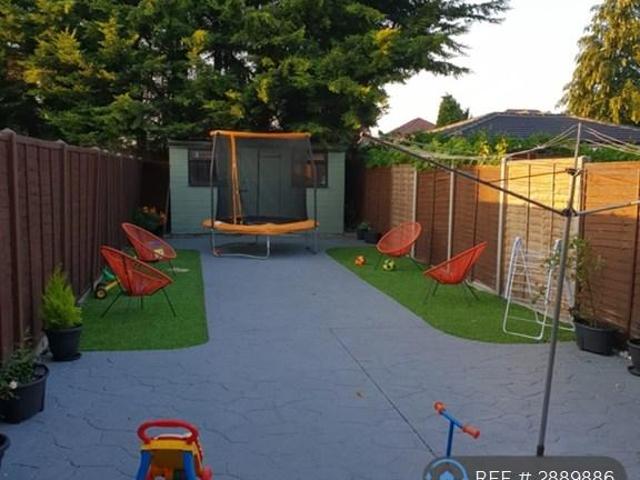 Gosling Road, Langley, SL3 3 bed terraced house to rent £2,250 pcm £519 pw