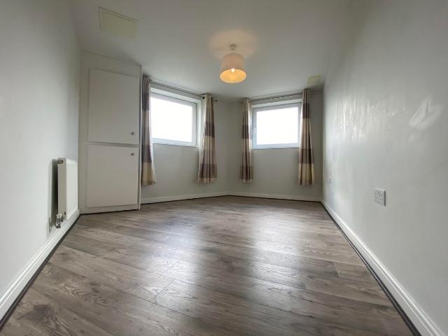 Gosse Court, Swindon SN3, 2 bed flat to rent, £1,000 pcm | PrimeLocation