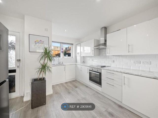 Gothic Court, Hayes UB3, 2 bed terraced house to rent, £1,850 pcm | PrimeLocation