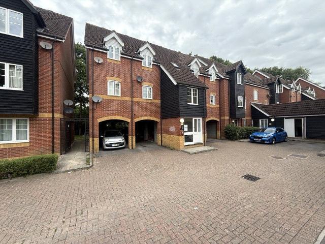 Gould Close, Newbury, Berkshire RG14, 2 bed flat to rent, £1,300 pcm | PrimeLocation
