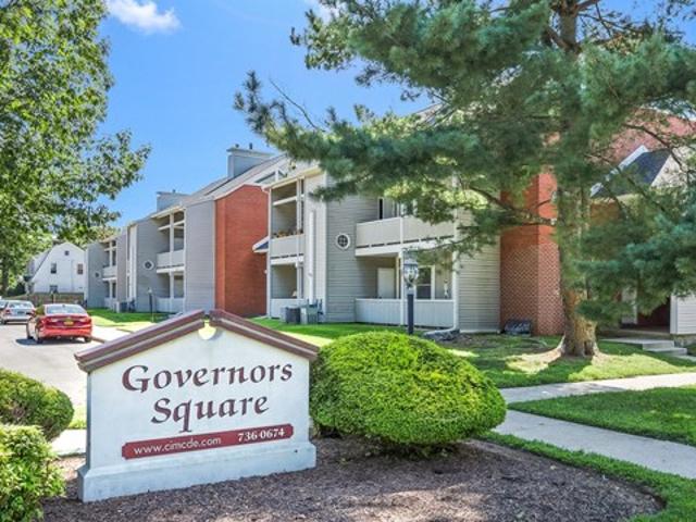 Governors Square Apartments 1 Bedroom/ Bonus Room/ 1 1/2Bath 2 Level